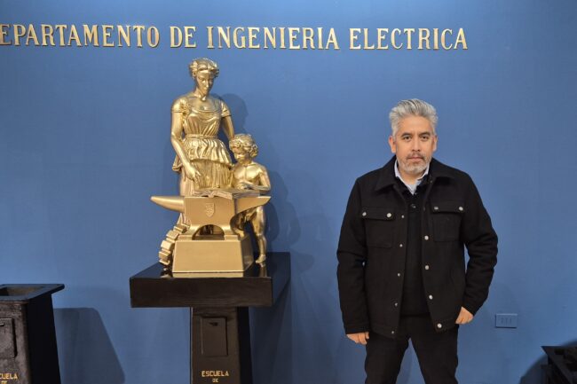 Dr. Claudio Valencia Cordero asume como nuevo Director del Departamento ...